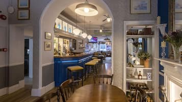 Pequenos-almoços e jantares servidos, incluindo cozinha britânica