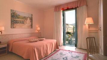 Secretária, cortinas/cortinados opacos, berços/camas para crianças