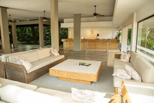 Área de estar no saguão