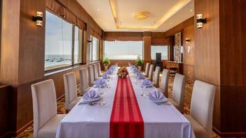 2 restaurantes: servem pequenos-almoços, almoços e jantares