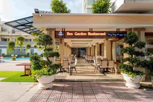 2 restaurantes: servem pequenos-almoços, almoços e jantares