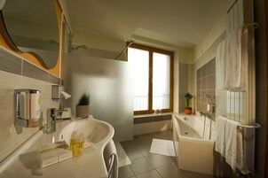 Quarto casal conforto, sacada | Banheiro | Produtos de toalete biodegradáveis, secador de cabelo, chinelos