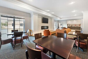 Café da manhã completo grátis todos os dias