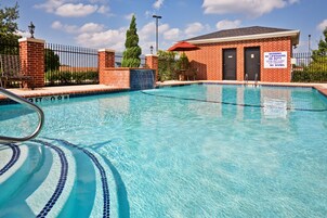 Piscina externa, funciona das 9h às 22h, espreguiçadeiras