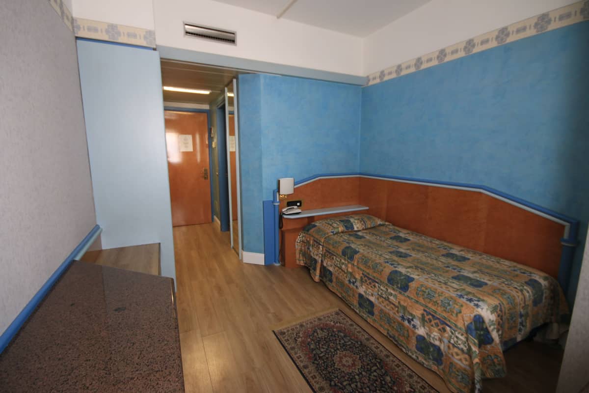 Quarto Individual Clássico | Minibar, cofre no quarto, secretária, Wi-fi grátis