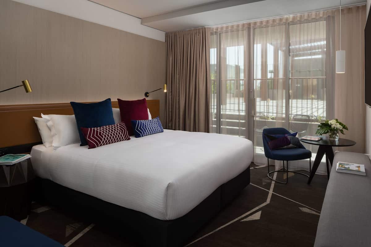 Quarto, varanda, junto ao pátio (Courtyard Balcony) | Roupa de alta qualidade, minibar, cofre com capacidade para portátil 