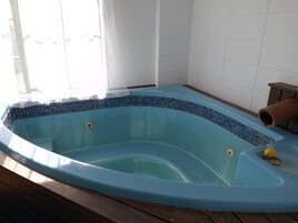 Um secador de cabelo, toalhas fornecidas 