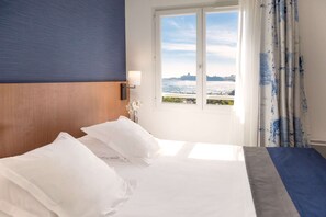 Roupa de alta qualidade, cofre no quarto, secretária 