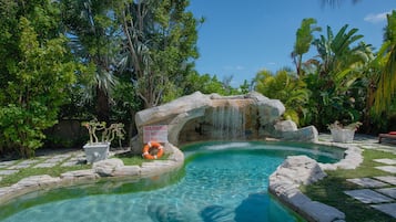 Piscina externa, espreguiçadeiras
