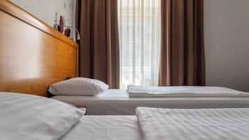 Quarto casal ou duplo standard | Cofres nos quartos, escrivaninha, cortinas blackout