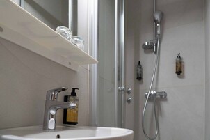 Produtos de toalete grátis, secador de cabelo, bidê, toalhas de banho