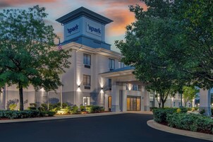 Um hotel com design moderno, com um letreiro 'spark' bem visível no edifício.