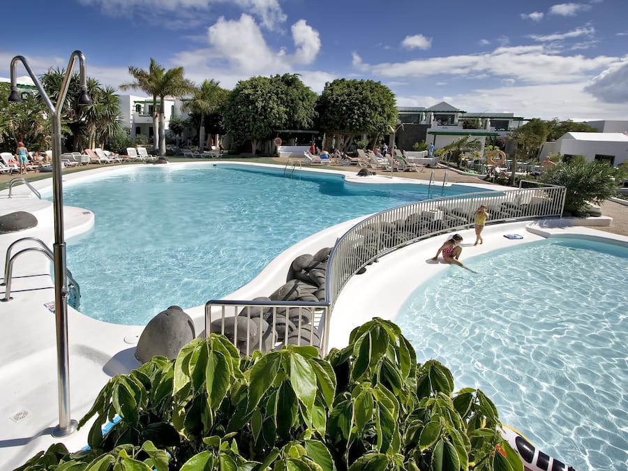 3 piscinas exteriores, guarda-sóis, espreguiçadeiras