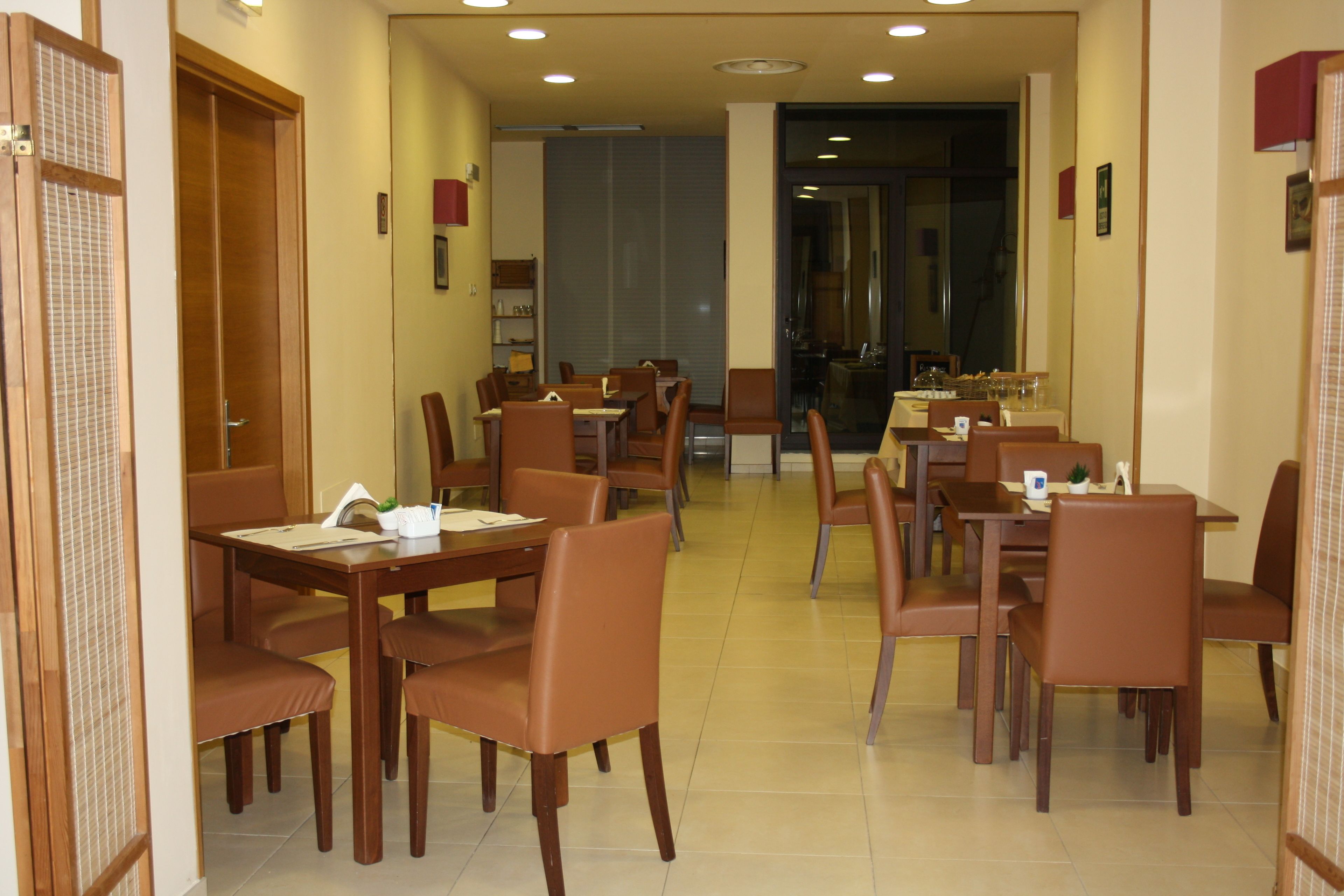 Café da manhã com buffet todos os dias (EUR 7.00 por pessoa) 
