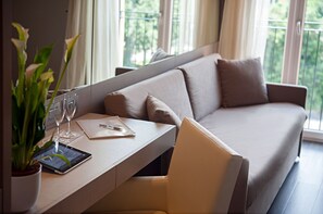 Suite | Edredões de penas, minibar, cofre no quarto 