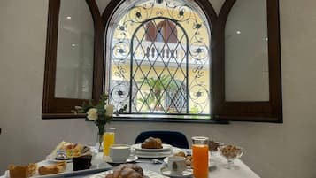 Café da manhã continental grátis todos os dias