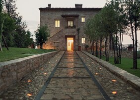 Fachada do alojamento (tarde/noite)