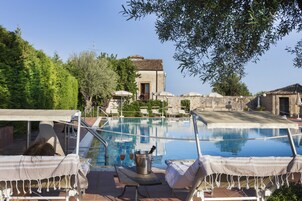 Terraço com espreguiçadeiras