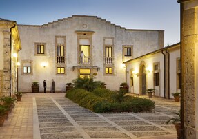 Fachada do alojamento (tarde/noite)