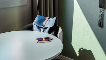 Quarto Duplo Standard | Roupa de alta qualidade, secretária, cortinas/cortinados opacos