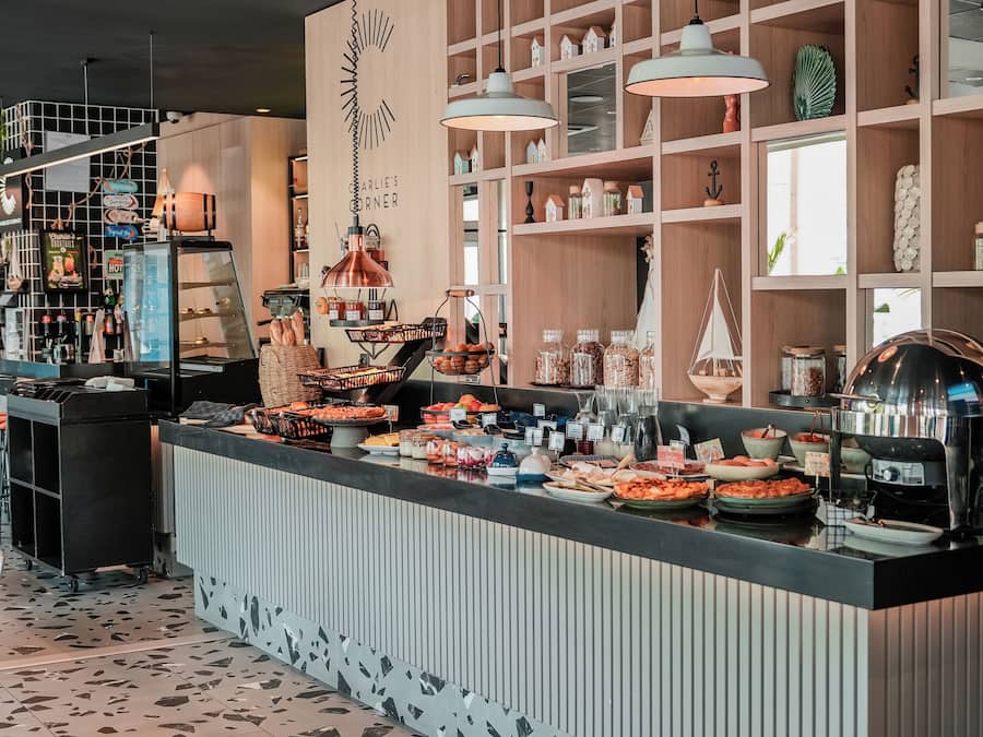 Pequeno-almoço tipo buffet diário mediante uma taxa
