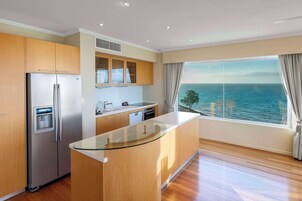 Apartamento premier, 3 quartos | 1 quarto, cofres nos quartos, escrivaninha, cortinas blackout