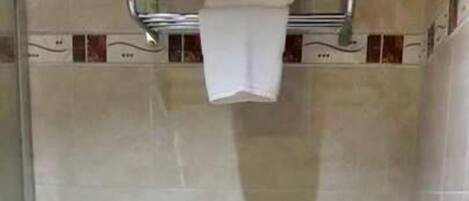 Casa de banho com sanita, bidé e um contentor de lixo.