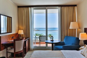 Roupa de alta qualidade, minibar, cofre no quarto, secretária 