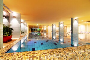 Piscina interna, piscina externa, guarda-sóis, espreguiçadeiras