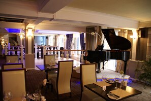 2 restaurantes, almoços servidos