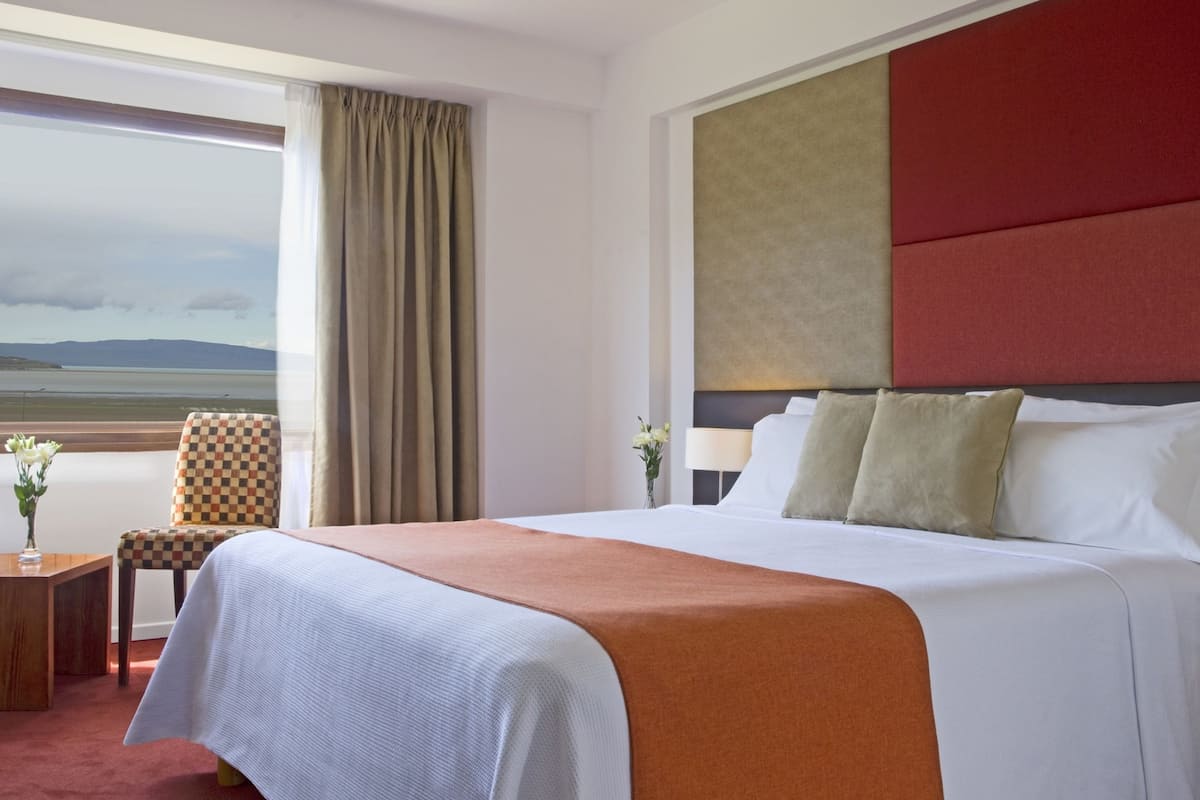 Minibar, cofre no quarto, com decoração personalizada