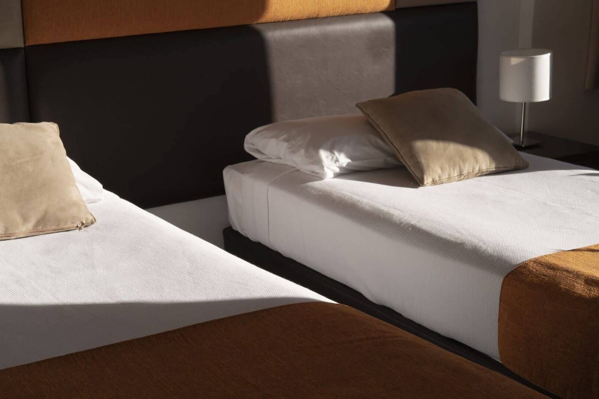 Minibar, cofre no quarto, com decoração personalizada