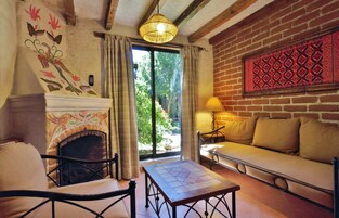 Suíte júnior | Área de estar | TV LCD 32 polegadas com canais a cabo, TV, dock para iPod