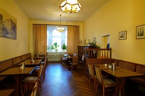 Café da manhã com buffet grátis todos os dias