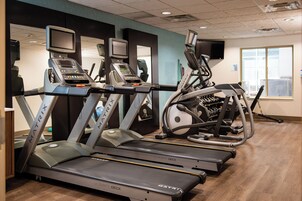Academia com esteiras, elípticos e bicicletas ergométricas.