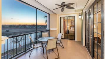 Apartamento em Condomínio Fechado, 4 quartos (2 King, 1 Queen, & 2 Trundle Bed) | Vista da varanda