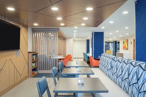 Café da manhã com buffet grátis todos os dias