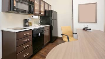 Suíte, 1 quarto | Cofres nos quartos, escrivaninha, espaço de trabalho para notebook