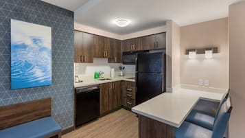 1 quarto, cofre no quarto, secretária