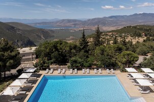 Piscina externa sazonal, funciona das 10h às 20h, guarda-sóis