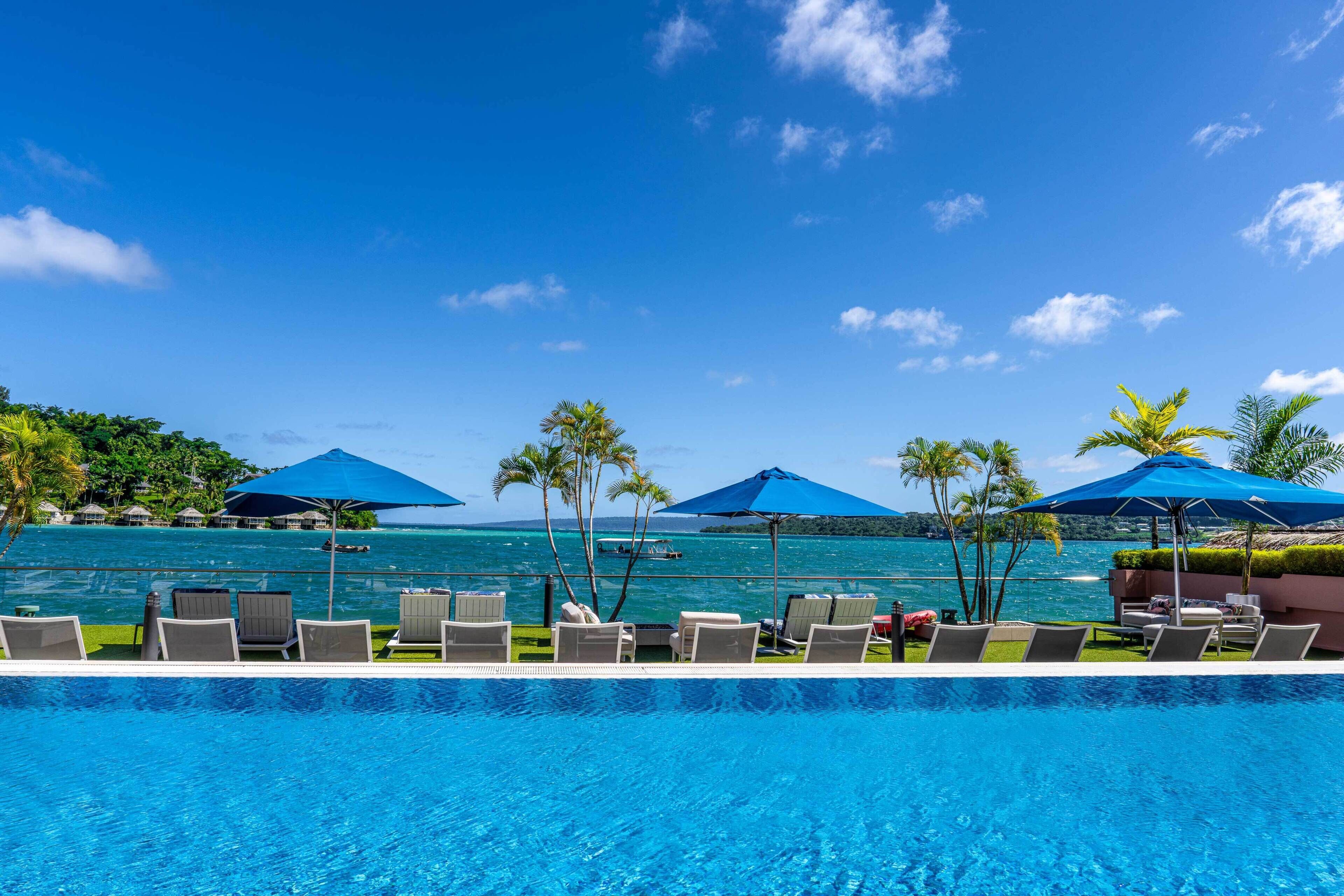 Piscina externa, guarda-sóis, espreguiçadeiras
