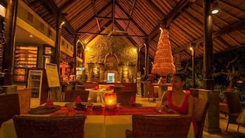 Pequenos-almoços, almoços servidos, cozinha asiática, junto à piscina