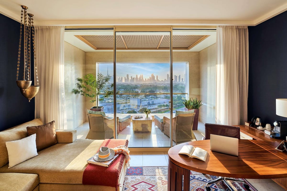 Quarto Signature, 1 cama king-size | Roupa de alta qualidade, minibar, cofre com capacidade para portátil