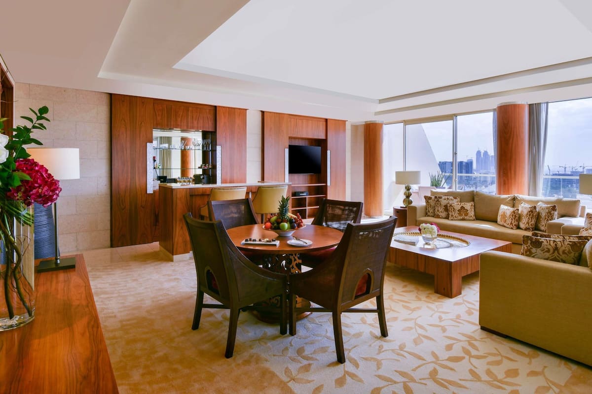 Suite, 1 cama de casal (Landmark) | Roupa de alta qualidade, minibar, cofre com capacidade para portátil