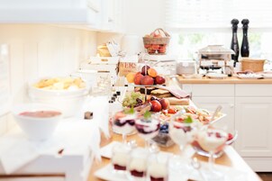 Pequeno-almoço tipo buffet diário (27 EUR por pessoa) 