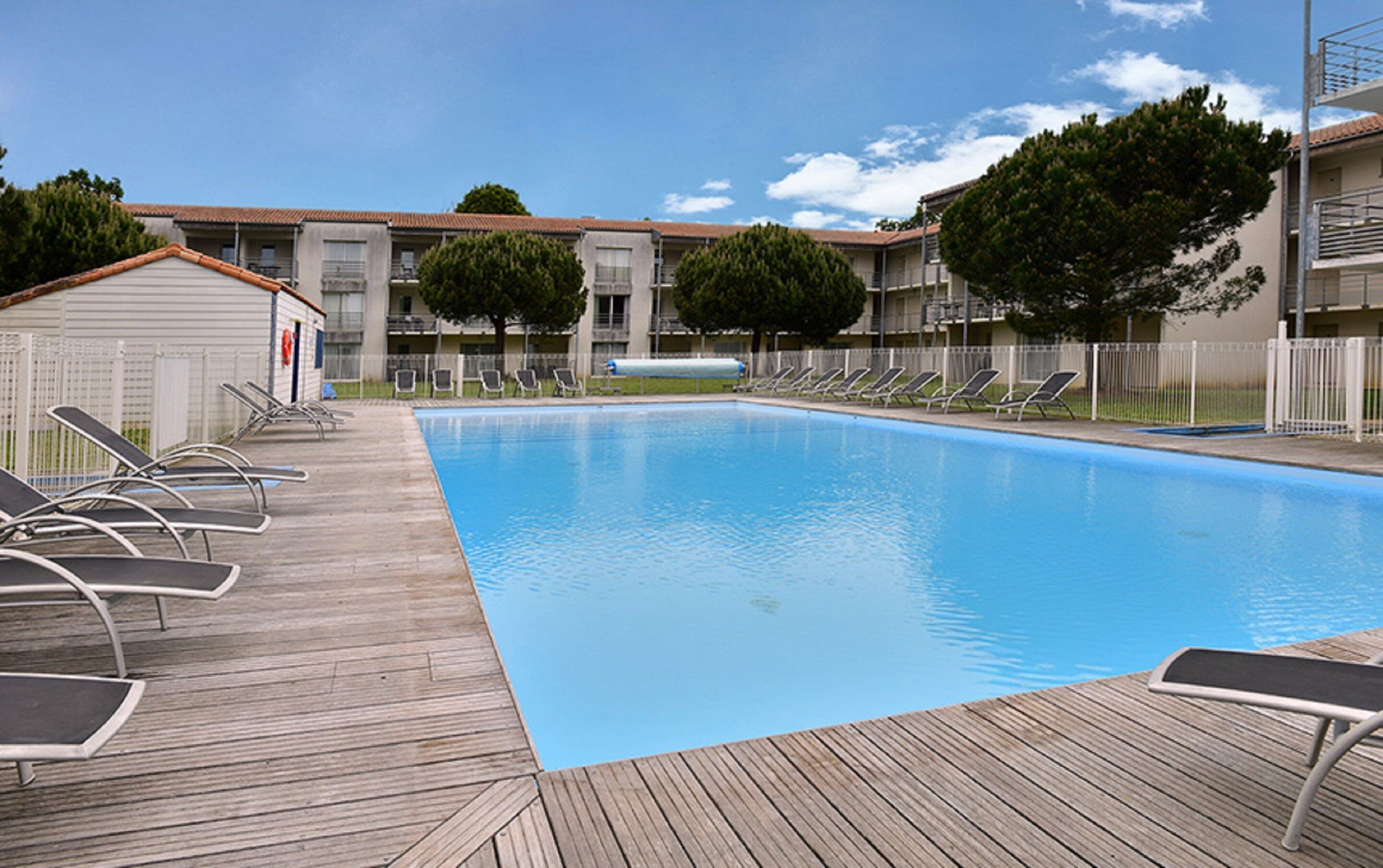 Piscina externa, funciona das 10h às 19h, espreguiçadeiras