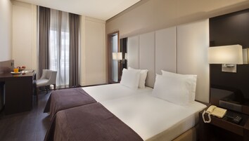 Quarto triplo superior | Frigobar, cofres nos quartos, escrivaninha, berços grátis