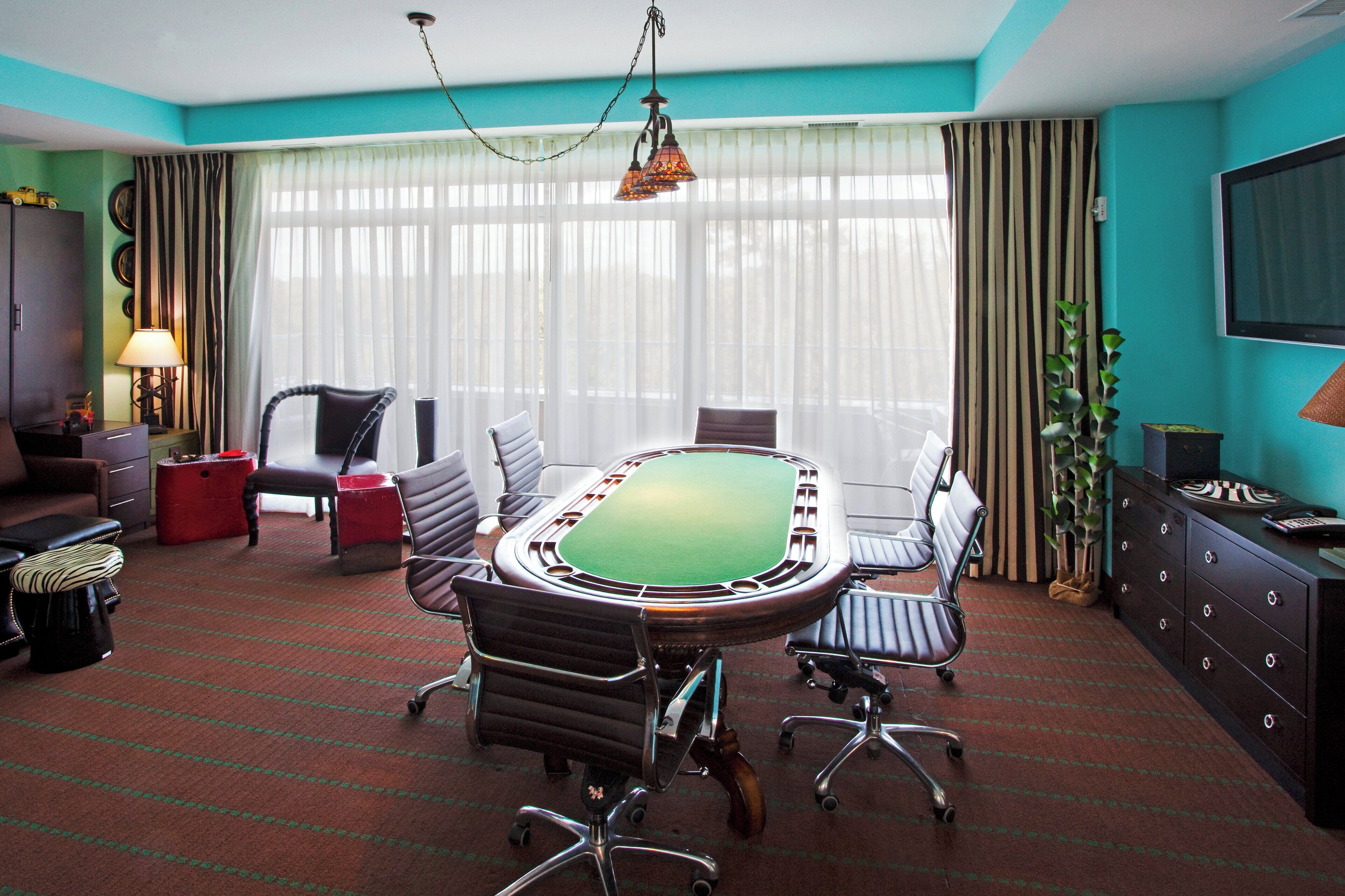 Suíte, 1 cama King, para não fumantes | Camas Tempur-Pedic, escrivaninha, cortinas blackout