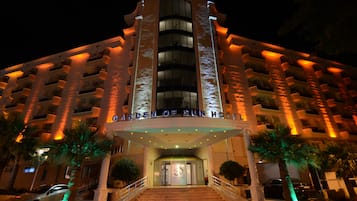 Fachada do alojamento (tarde/noite)