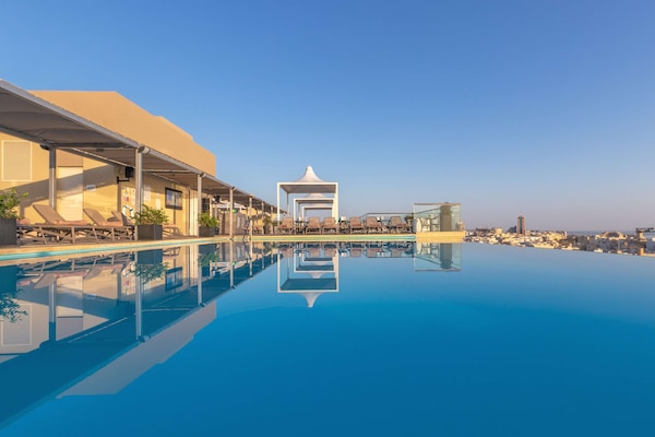 Piscina interna, piscina externa, guarda-sóis, espreguiçadeiras